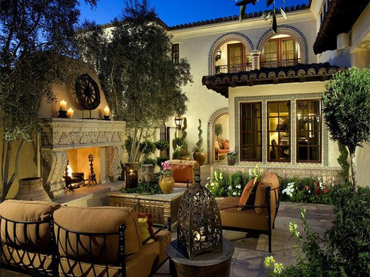 15 Inspiring Traditional Courtyard Garden Designs - Archeworks