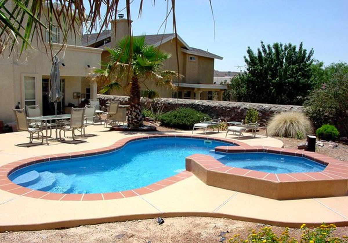 20 Stylish Kidney Shaped Pool Designs - Archeworks
