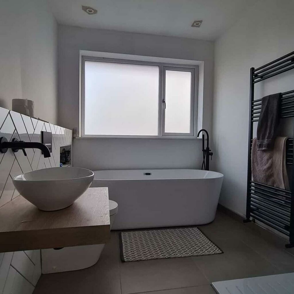 30 Cozy Bathroom Wall Looks for Today’s Homes - Archeworks