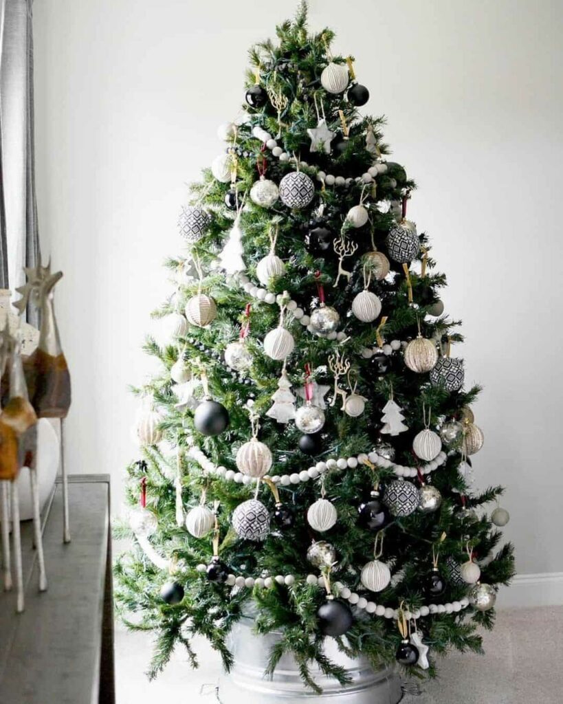 47 Stunning Black Christmas Tree Decors to Make Your Home Pop - Archeworks