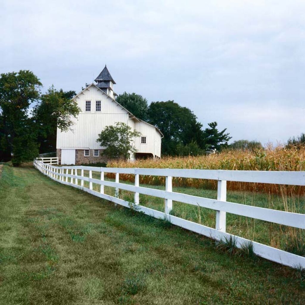 24 Stunning Farmhouse Fence Ideas for Rustic Charm - Archeworks
