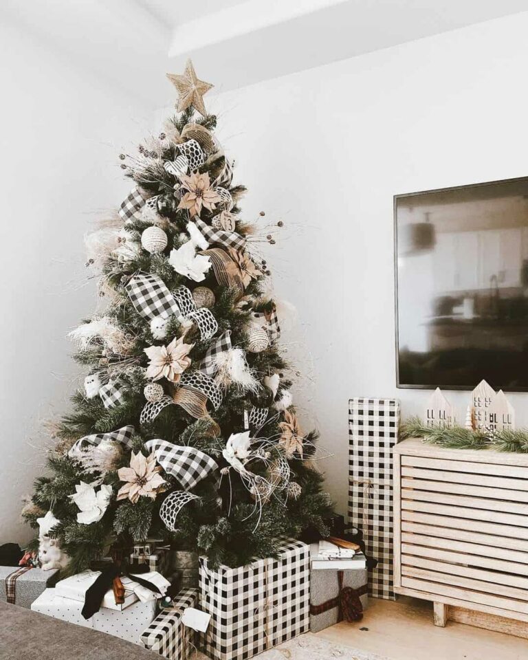 27 Festive Plaid Christmas Tree Ideas to Warm Your Home - Archeworks