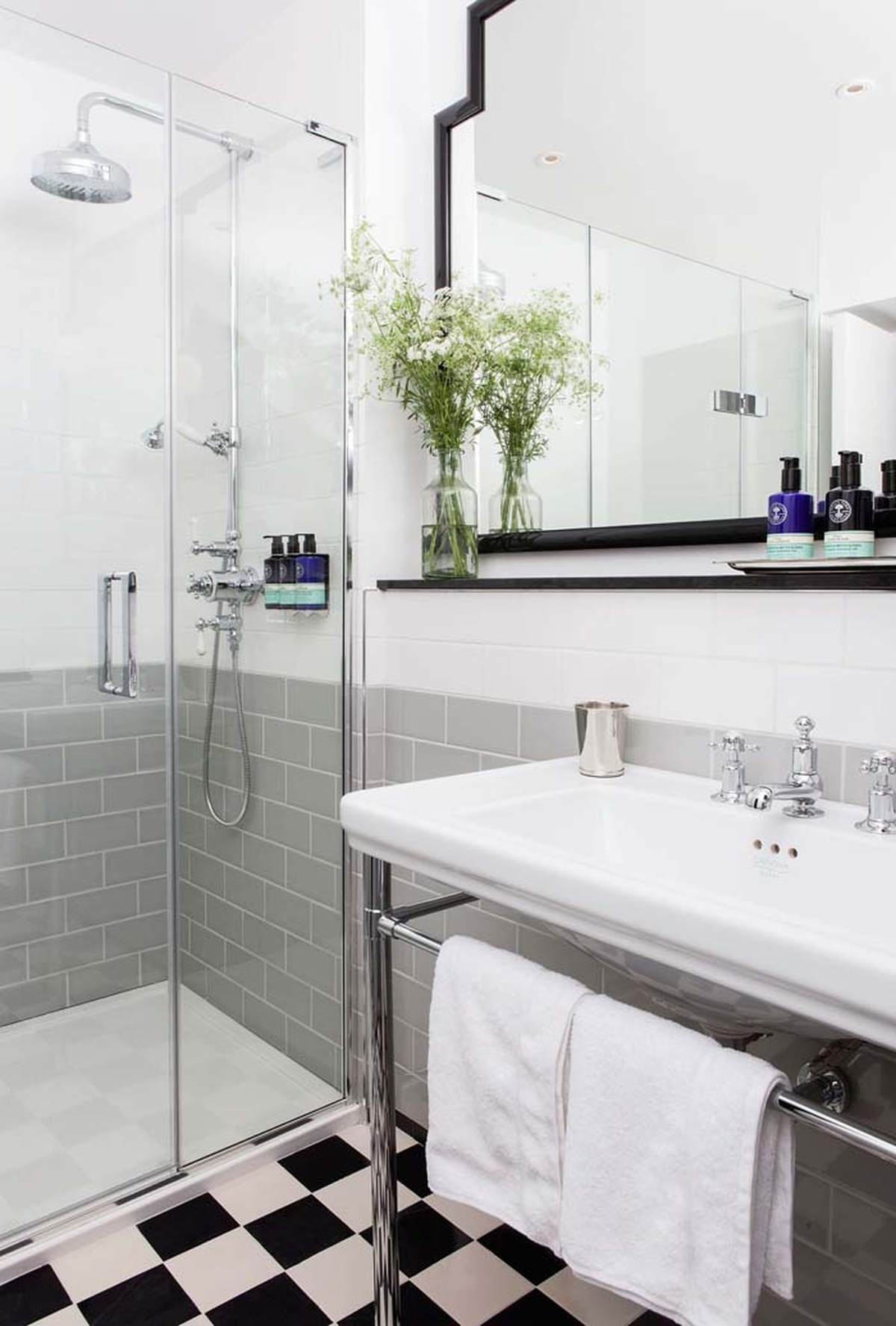 22 Captivating Grey and White Bathroom Ideas to Transform Your Space ...