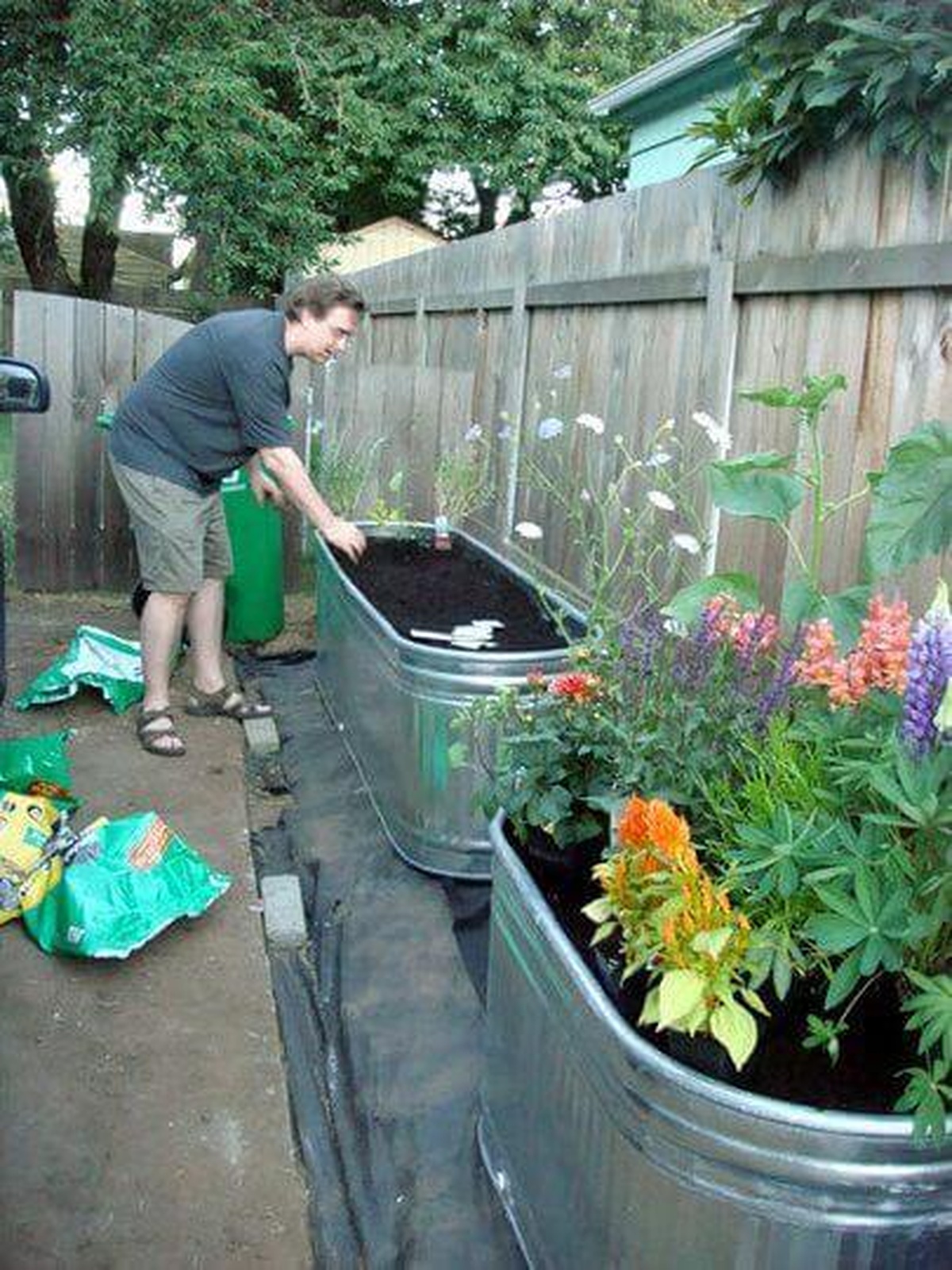 16 Brilliant Recycled Creations for Your DIY Raised Garden Beds ...