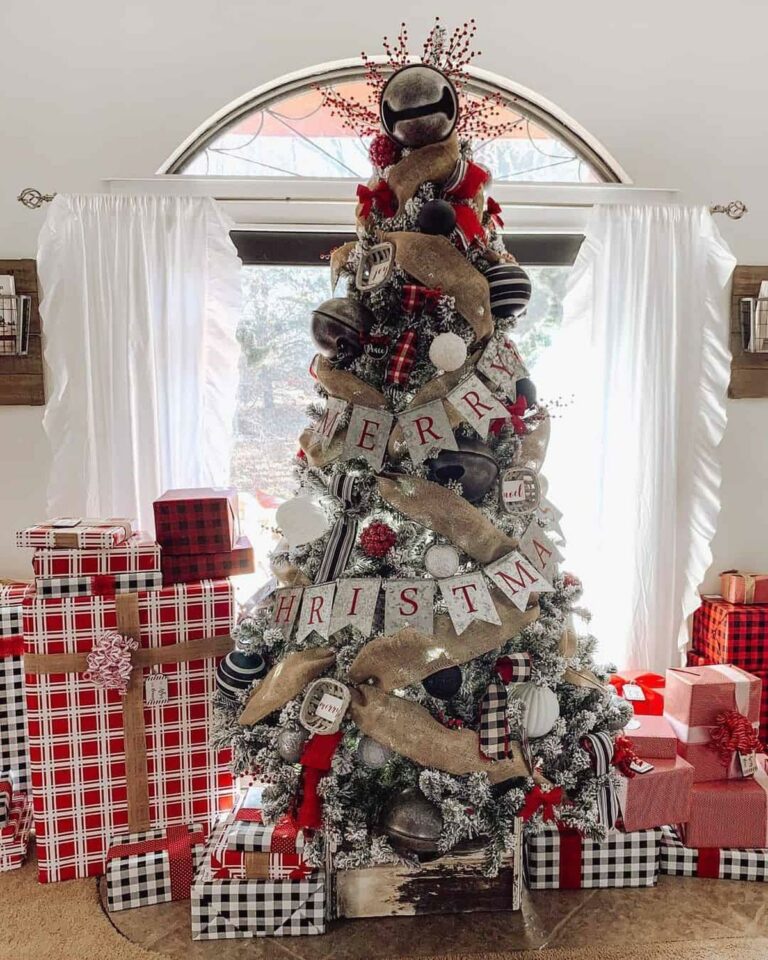 47 Stunning Black Christmas Tree Decors to Make Your Home Pop - Archeworks