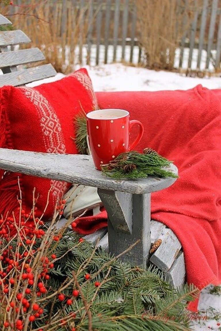 34 Classic Traditional Red and Green Christmas Decor Ideas - Archeworks