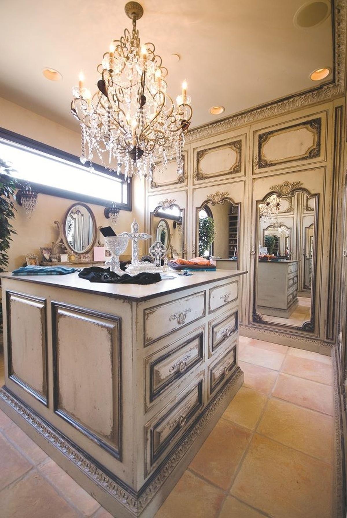 20 Gorgeous Fall Vintage Closets You'll Never Want to Leave - Archeworks