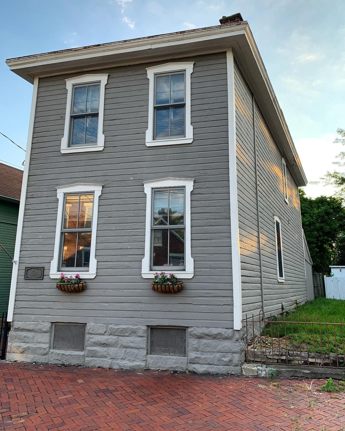 18 Gorgeous Exterior Window Trim Designs to Try - Archeworks