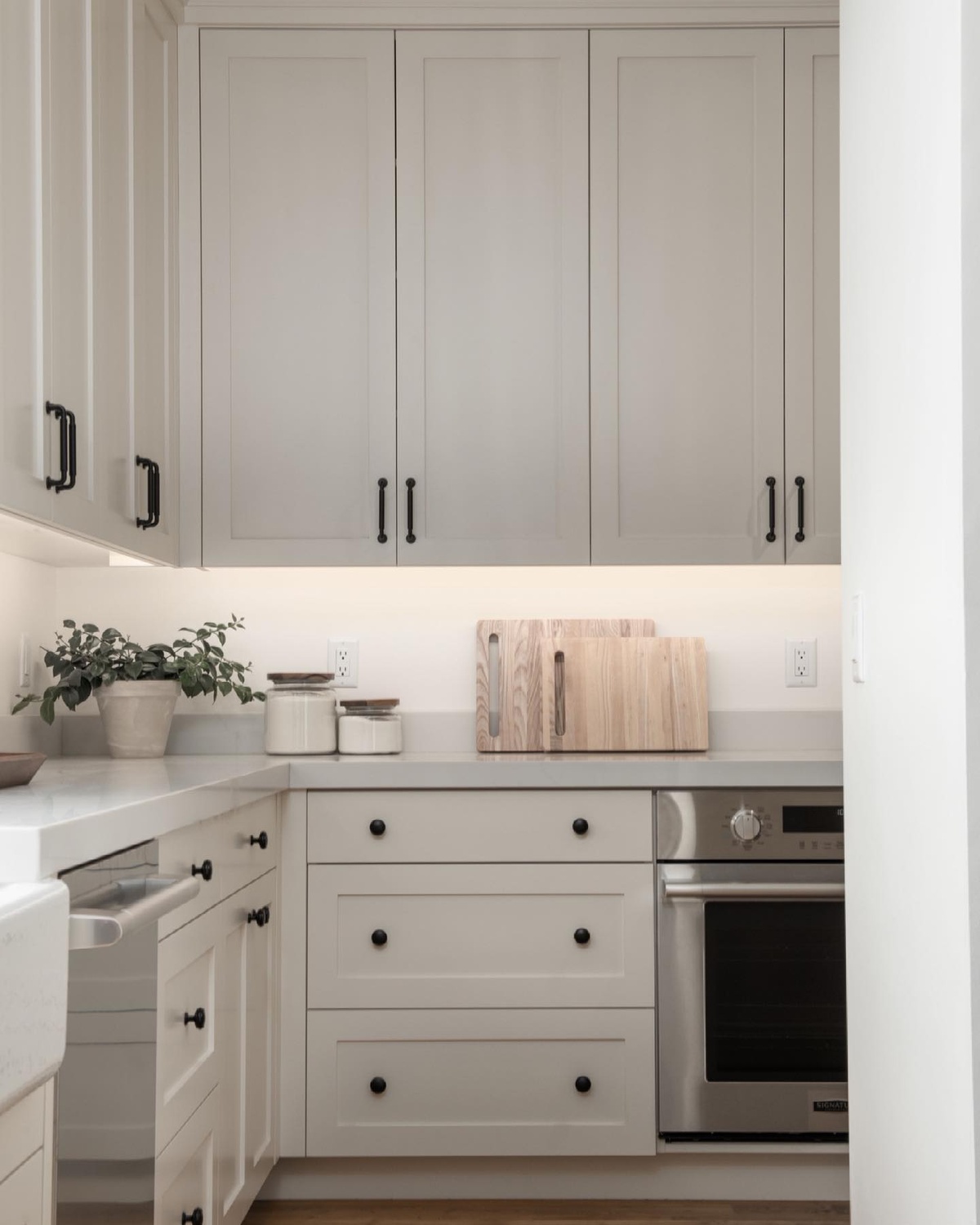 18 Chic Cream Kitchen Cabinet Designs to Enhance Your Space - Archeworks
