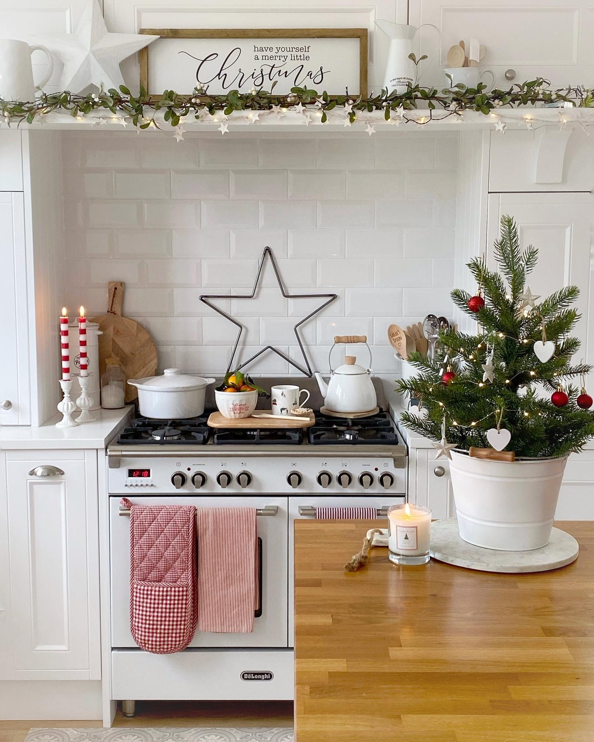 17 Creative Christmas Kitchen Decor Ideas for Holiday Charm - Archeworks