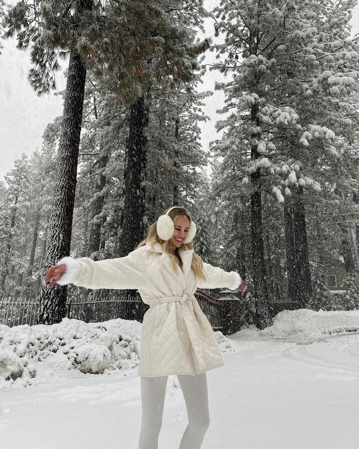 18 Cozy Snow Outfit Ideas Perfect for Cold Weather Days - Archeworks