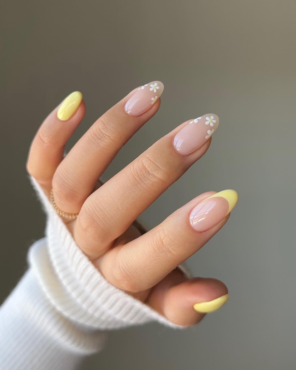 18 Adorable Pastel Yellow Nail Designs to Adore - Archeworks