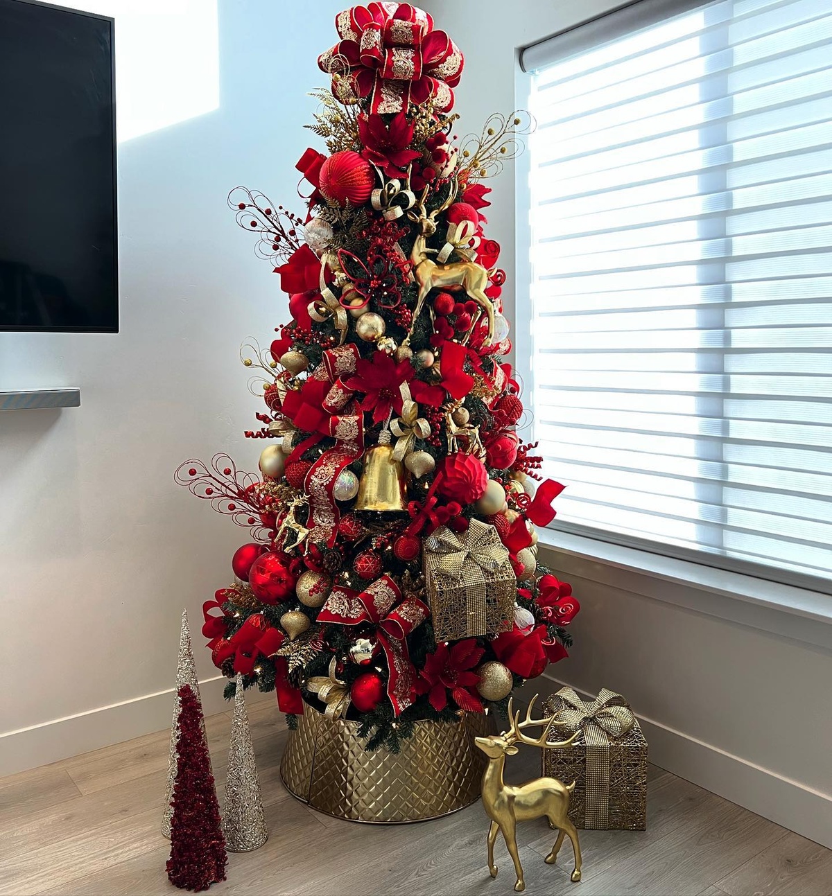 18 Enchanting Red Christmas Tree Ideas for Festive Charm - Archeworks