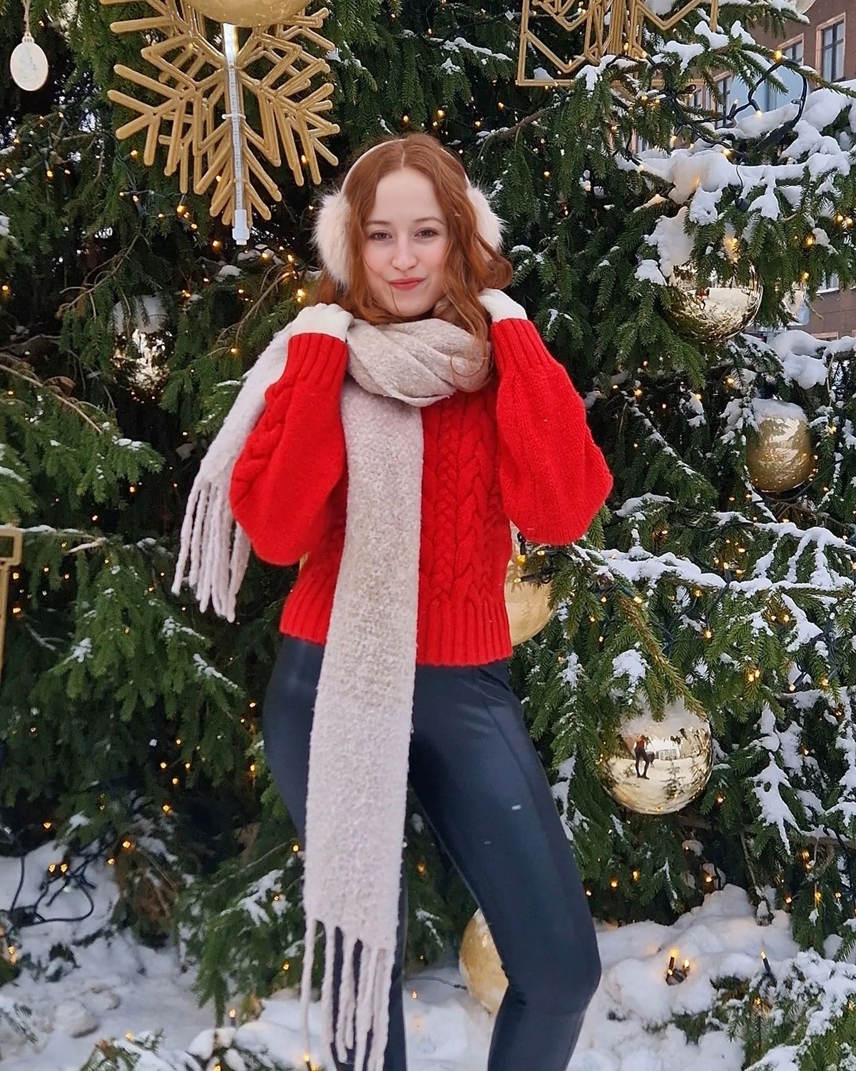 18 Chic Red Sweater Outfits for Winter to Try - Archeworks