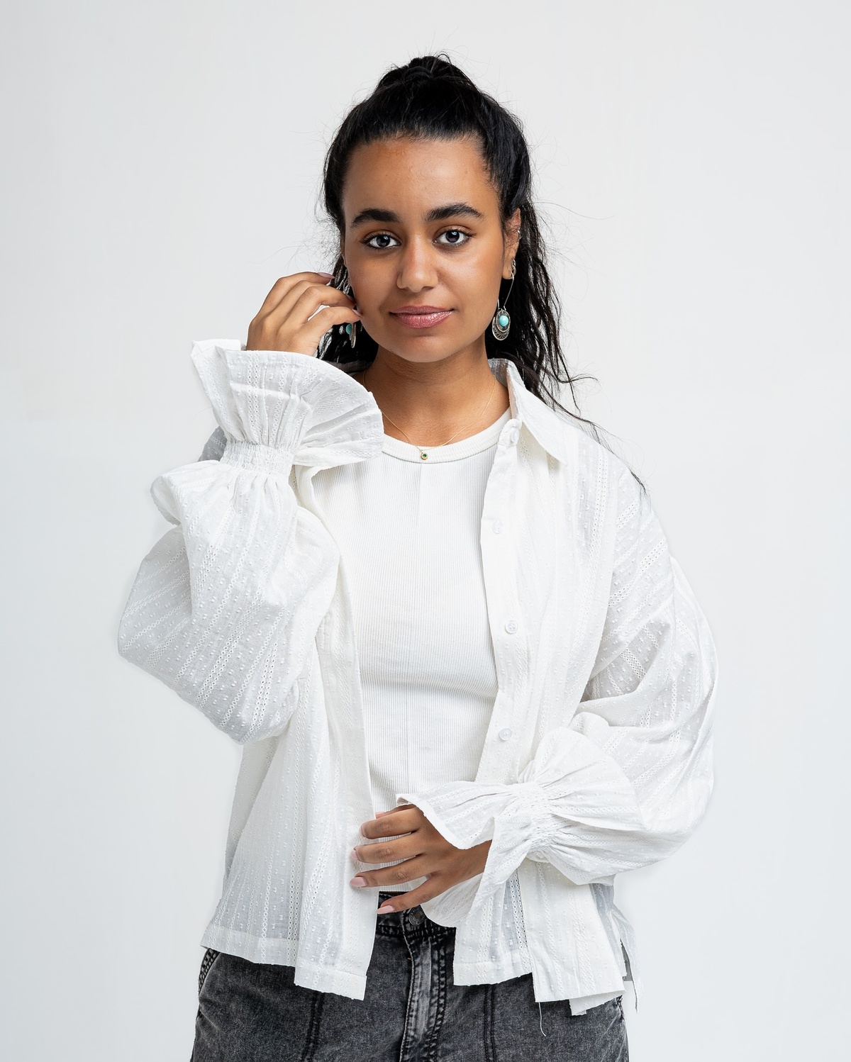 18 Stylish White Button-Down Shirt Outfit Inspirations - Archeworks