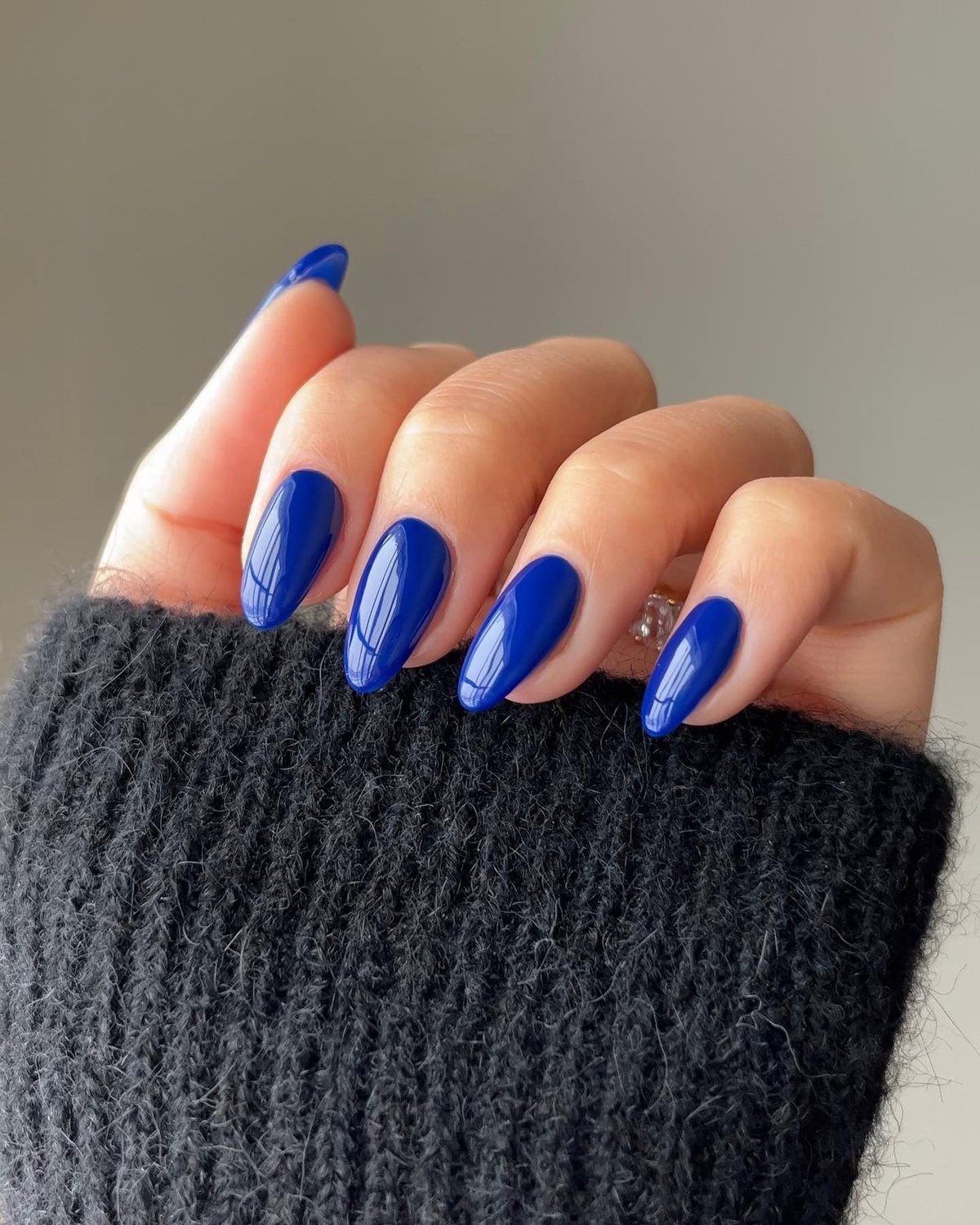 18 Stylish Solid-Color Almond Nail Ideas and Expert Tips - Archeworks