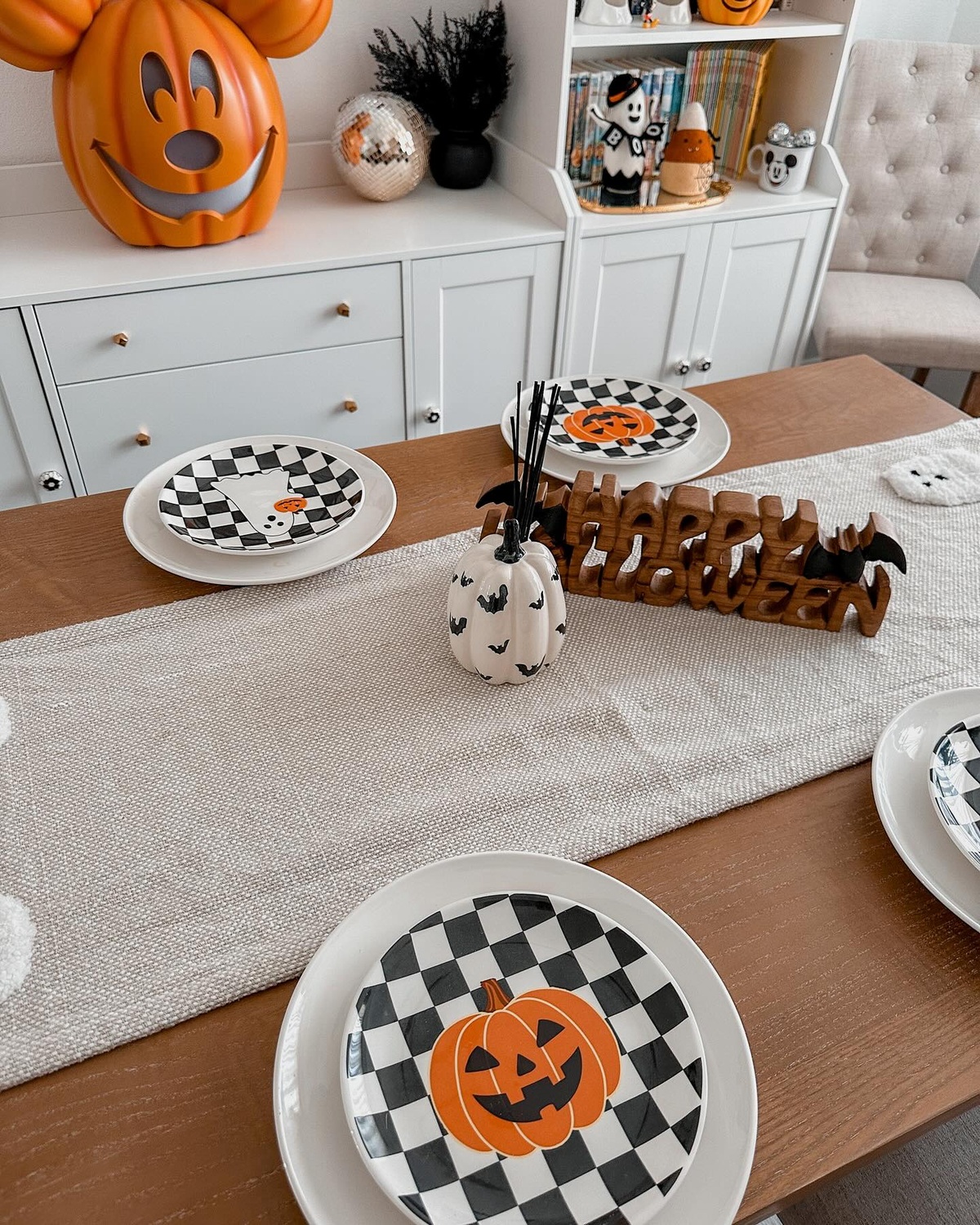 17 Festive Halloween Dining Table Decor Inspirations - Archeworks
