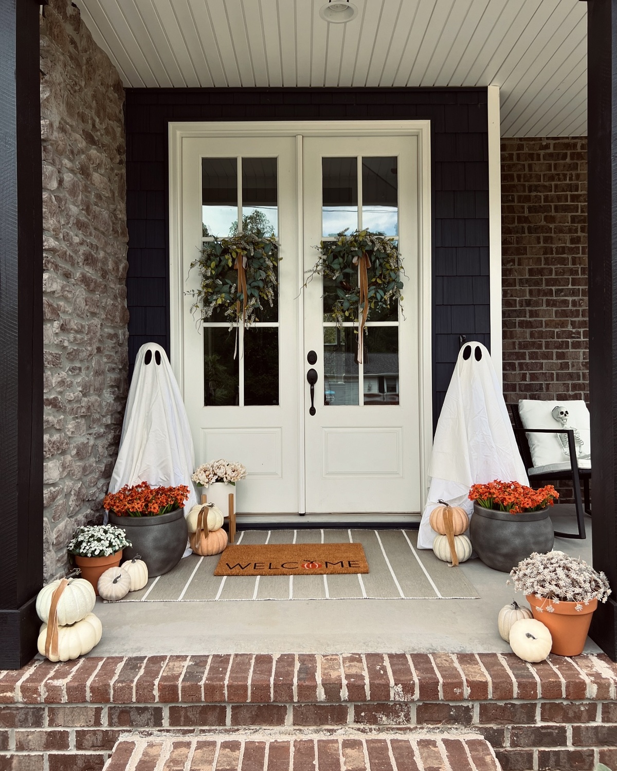 18 Festive Halloween Front Porch Decor Inspirations - Archeworks