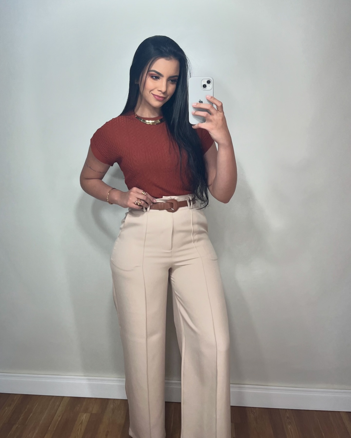 17 Beige Pants Outfit Ideas That Are Effortlessly Chic - Archeworks